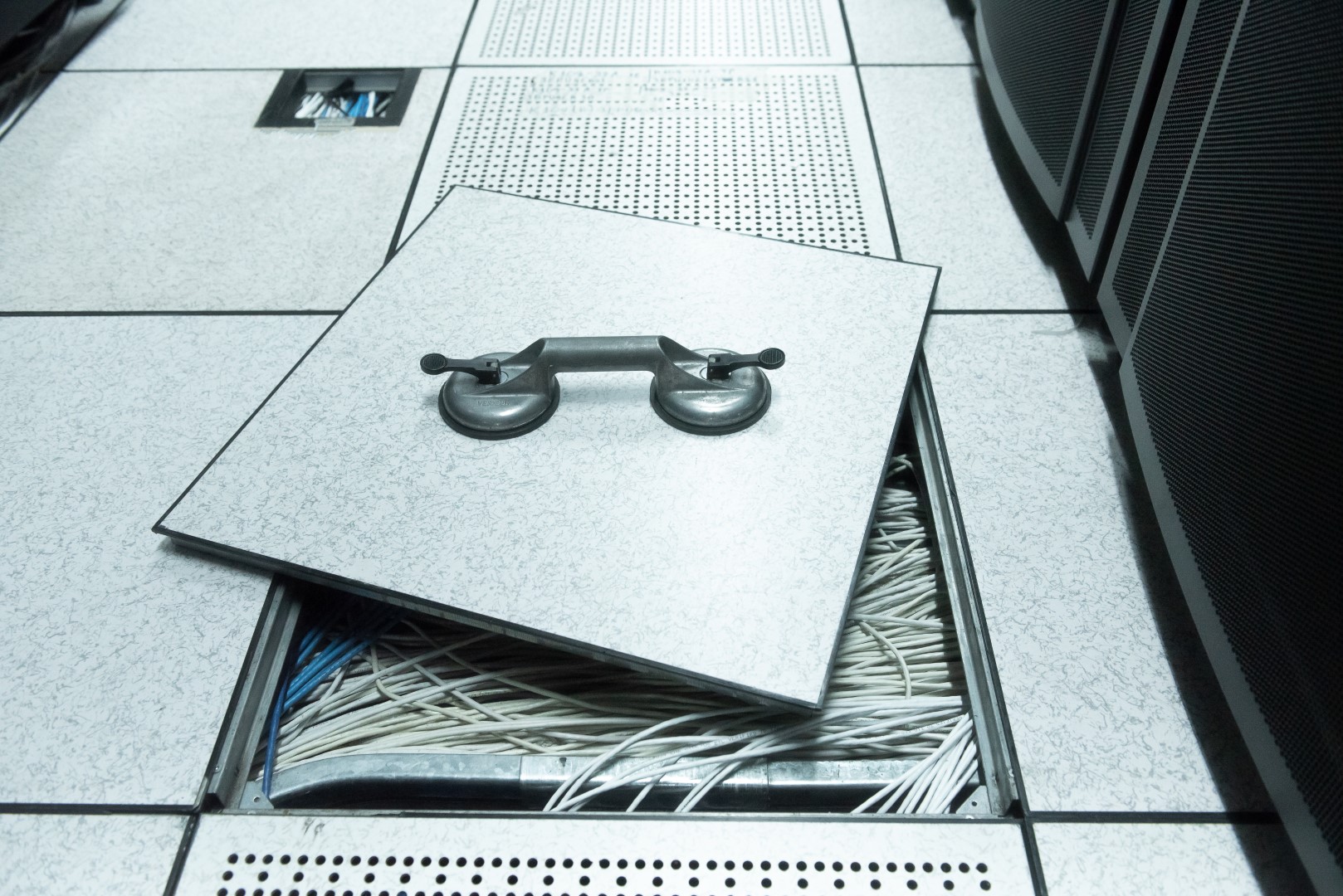 The Importance of Maintaining a Raised Access Floor in Data Centers ...